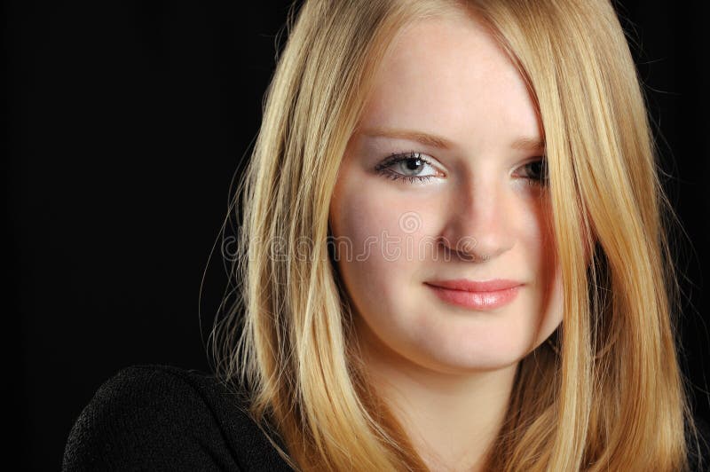 Retrato De La Chica Joven Bonita Del Blonde Foto De Archivo Imagen De Manera Aislado 14007546