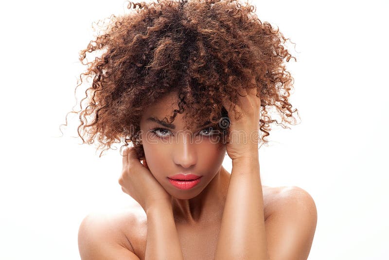 Retrato De La Chica Joven Con Afro Imagen De Archivo Imagen De Rizado Desnudo 69764185