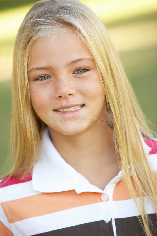 Retrato De La Chica Joven En Parque Foto De Archivo Imagen De Copia Longitud 15253768