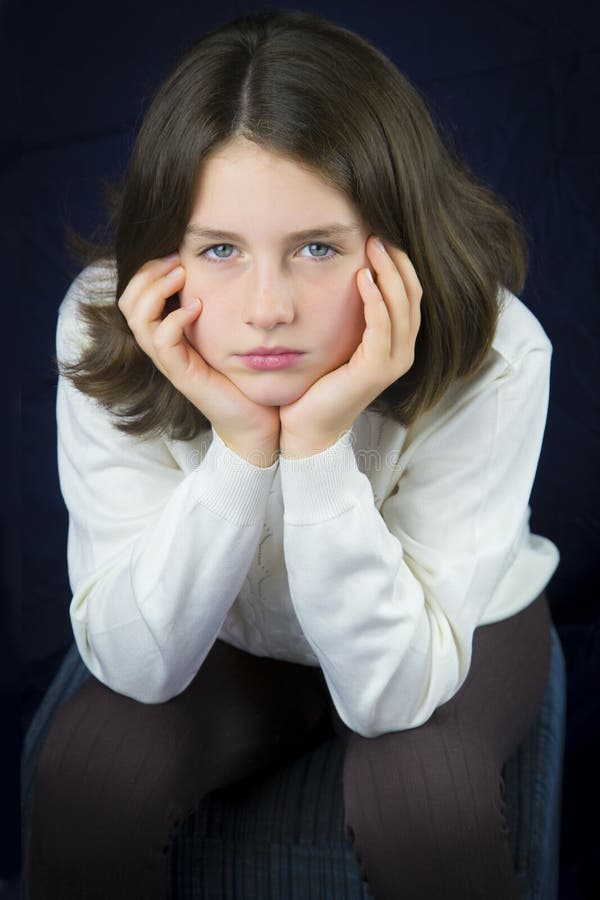 Retrato De La Chica Joven Hermosa Que Ruega Foto De Archivo Imagen De Iglesia Ruegue 56262948
