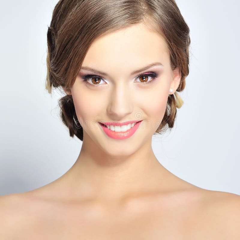 Retrato De La Chica Joven Hermosa Con La Piel Limpia En Cara Bonita Foto De Archivo Imagen De