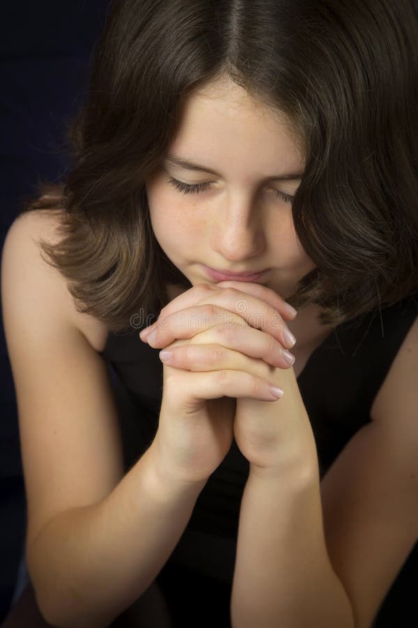 Retrato De La Chica Joven Hermosa Que Ruega Foto De Archivo Imagen De Iglesia Ruegue 56262948