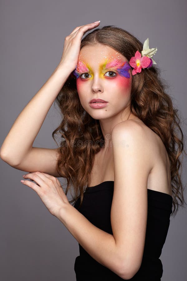 Retrato De La Joven Adolescente Con La Flor De La Flor En El Pelo