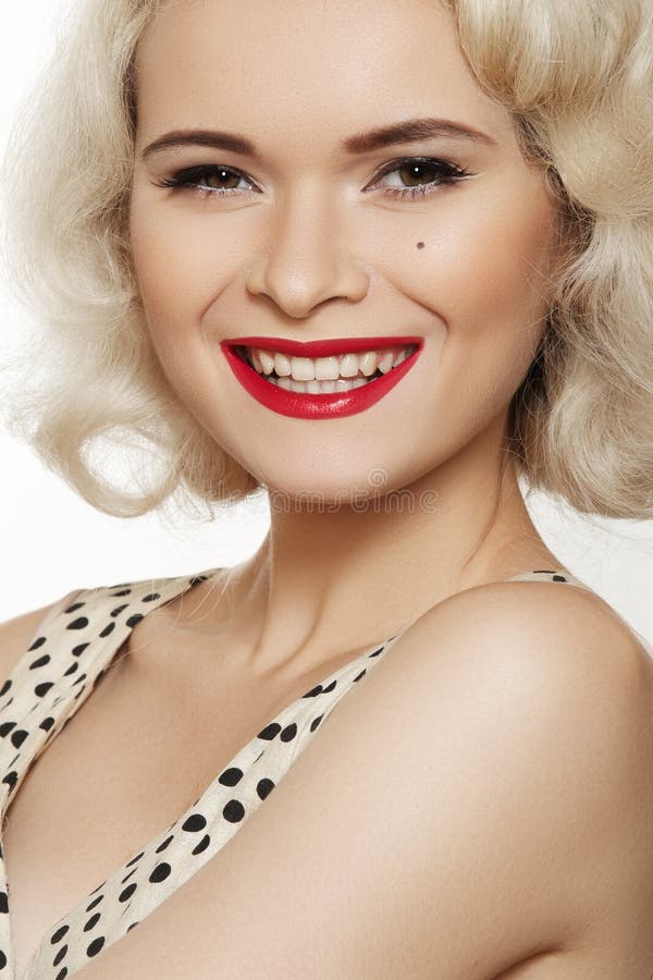 Retrato De La Manera Del Modelo De Risa Hermoso De La Mujer Foto de ...