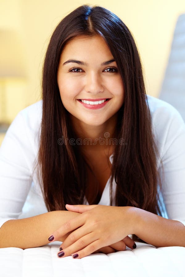Retrato De La Chica Joven En Parque Foto De Archivo Imagen De Sonriente Muchacha 12405740