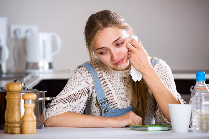 Retrato De La Mujer Desgraciada En Casa Imagen de archivo - Imagen de ...