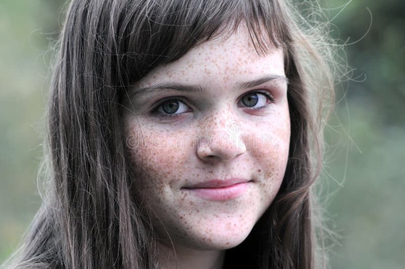Retrato De La Mujer Pecosa Con Corte De Pelo Corto Adicional Foto de ...