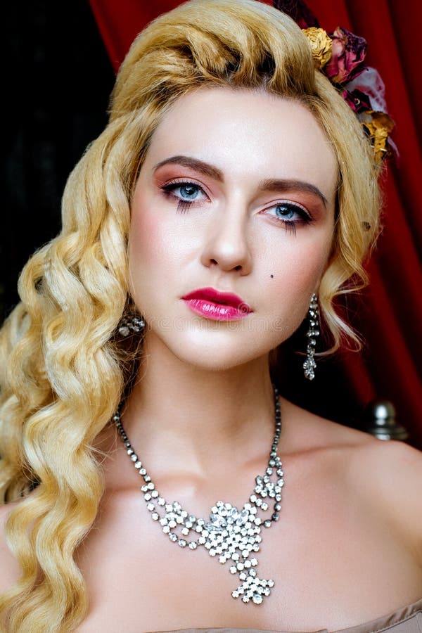 Retrato De La Mujer Barroca De La Moda Imagen de archivo - Imagen de ...