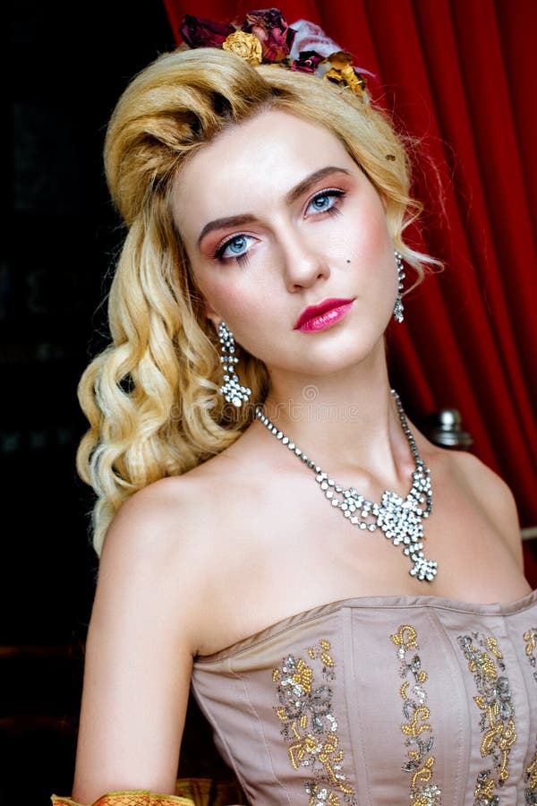 Retrato De La Mujer Barroca De La Moda Foto de archivo - Imagen de ...