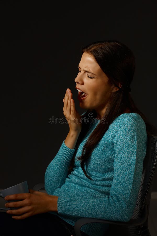 Retrato De La Mujer De Bostezo Imagen de archivo - Imagen de ropa ...