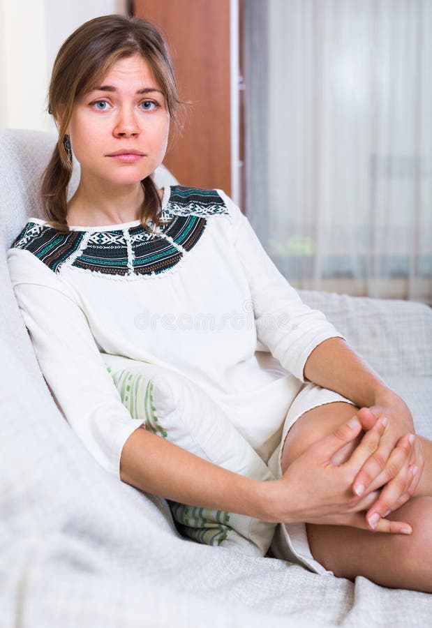 Retrato De La Mujer Desgraciada En Casa Foto de archivo - Imagen de ...