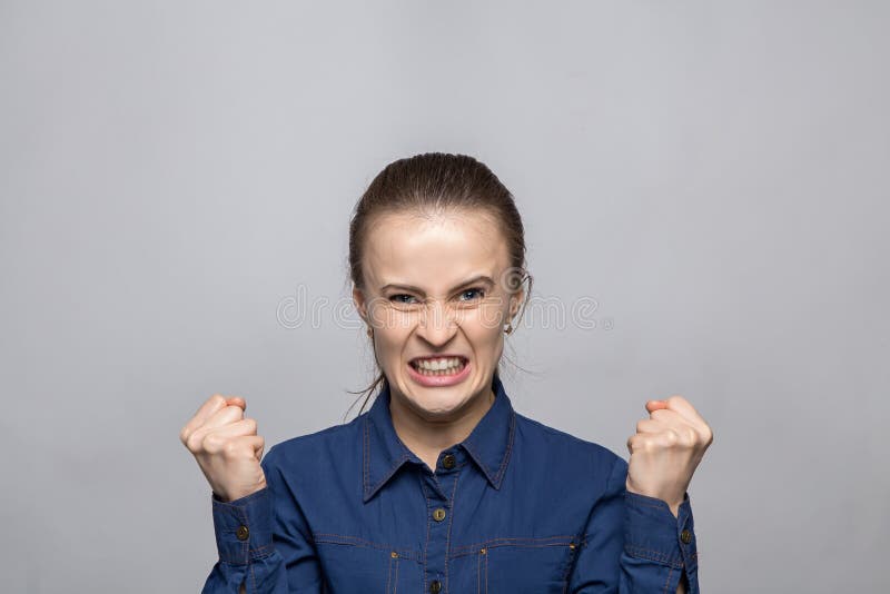 Mujer Enfurecida En Actitud Agresiva Imagen de archivo - Imagen de ...