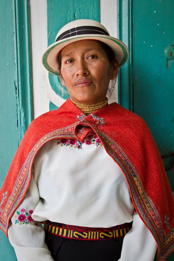 Retrato De La Mujer Indígena Joven De Guaranda Foto de archivo ...