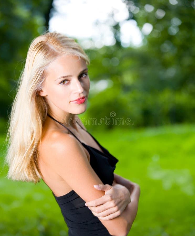 Retrato De La Mujer Joven Foto De Archivo Imagen De Encanto 3223636