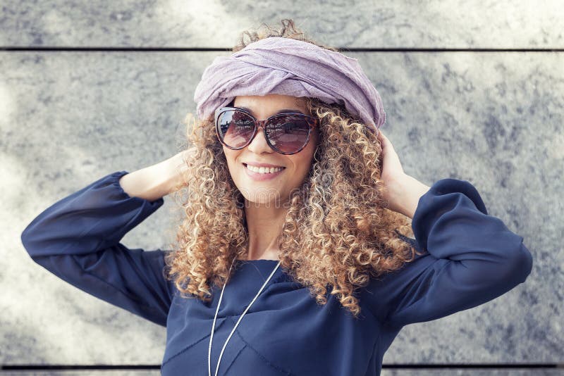 Retrato De La Mujer Joven Con Los Rizos Rubios Foto de archivo - Imagen ...
