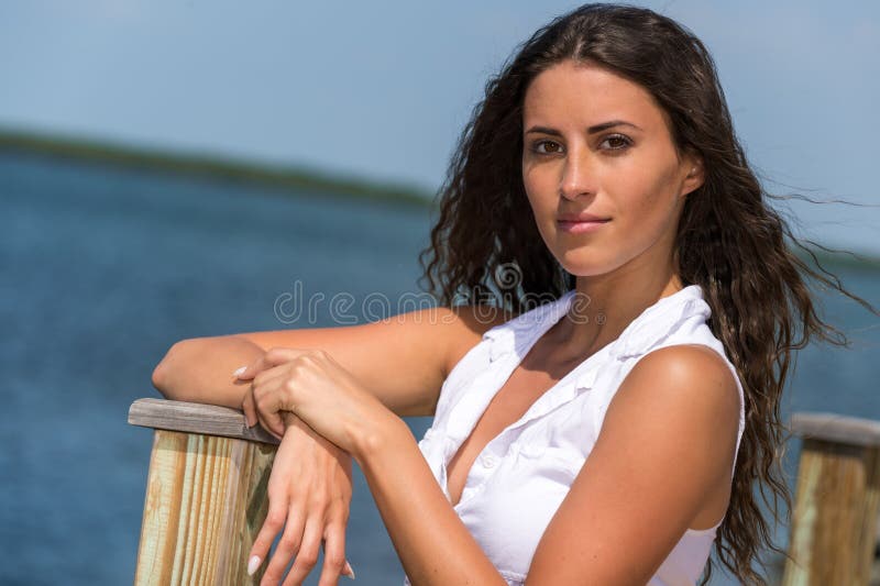Retrato De La Mujer Latina En La Playa Foto de archivo - Imagen de ... Retrato De La Mujer Latina En La Playa Foto de archivo - Imagen de ...