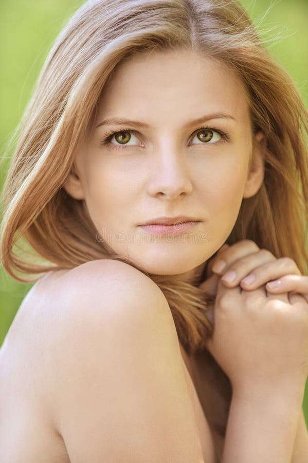 Retrato De La Mujer Rubia Hermosa Joven Foto De Archivo Imagen De Serio Ojos 42360610