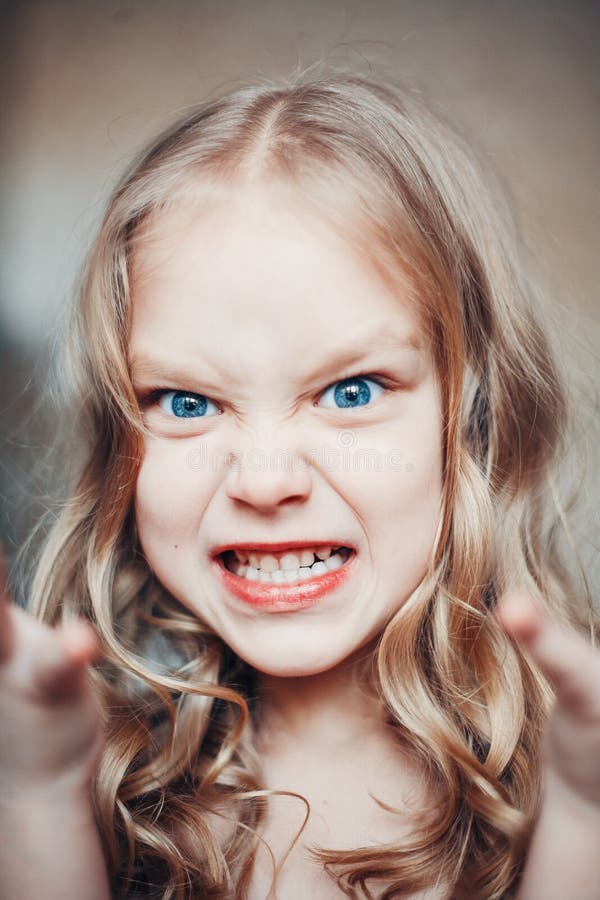 Retrato de la niña enojada foto de archivo. Imagen de boca - 82944092