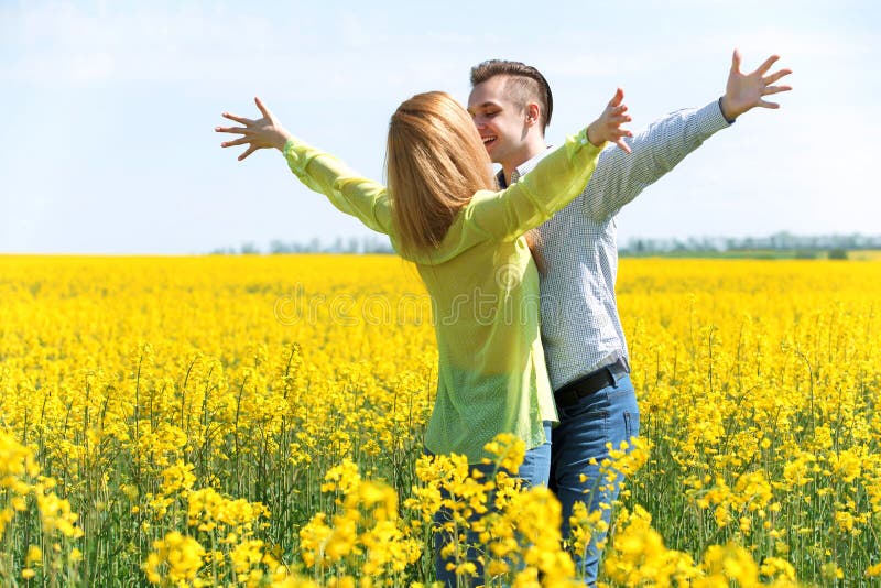 Retrato De Pares De Beijo Dos Jovens Amor E Liberdade Imagem de Stock ...