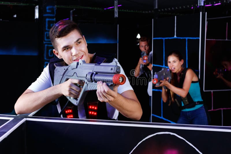 Retrato De Um Cara Excitado Com Uma Pistola Laser Tocando Laser Tag Na ... Retrato De Um Cara Excitado Com Uma Pistola Laser Tocando Laser Tag Na ...