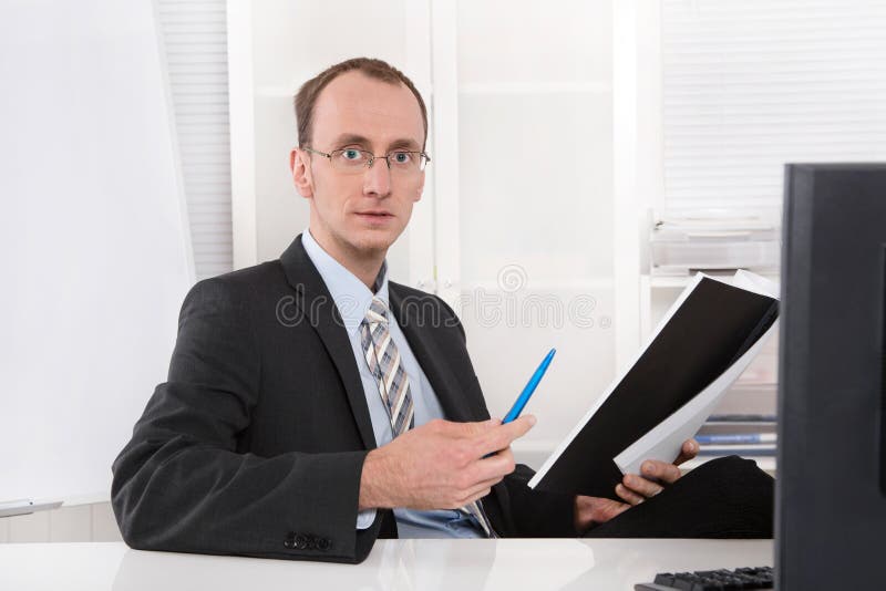 Retrato De Um Diretor Administrativo Na Mesa. Imagem de Stock - Imagem ...