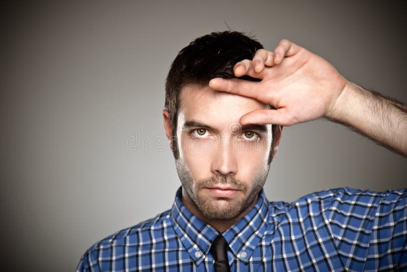 Retrato De Um Homem Normal Que Sorri Sobre O Fundo Cinzento Foto de ...