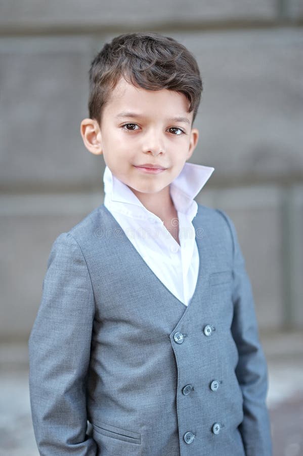 Retrato De Um Rapaz Pequeno Imagem de Stock - Imagem de traje ...