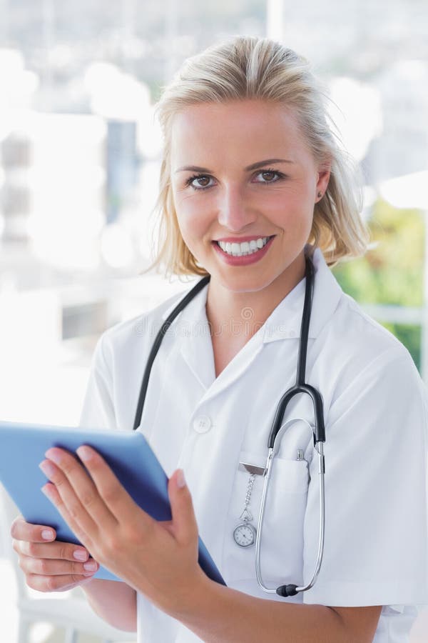 Retrato De Uma Enfermeira Alegre Foto de Stock - Imagem de digital ...