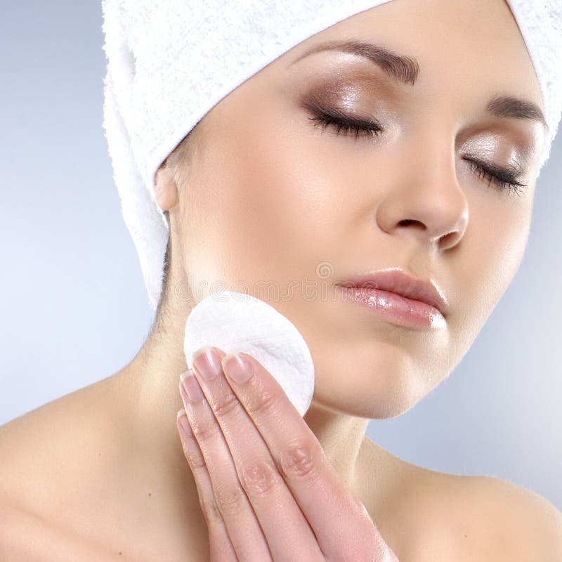 Retrato De Uma Mulher Nova Que Pampering Sua Face Imagem de Stock ...