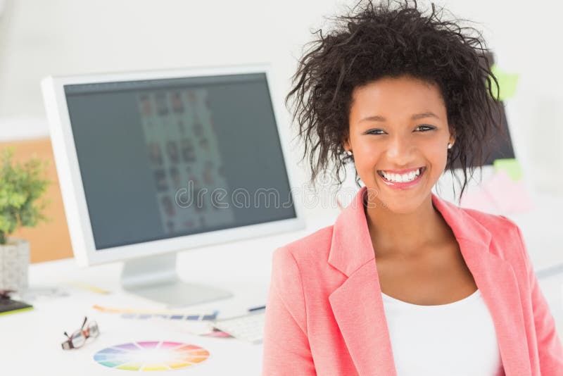 Retrato De Un Artista De Sexo Femenino Sonriente En El Escritorio Con El Ordenador Imagen De