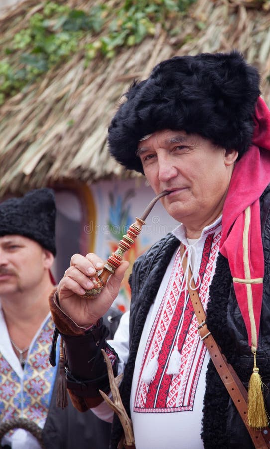 Tocado Cosaco En El Estante Sombrero Nacional Tocado Tradicional Imagen ...