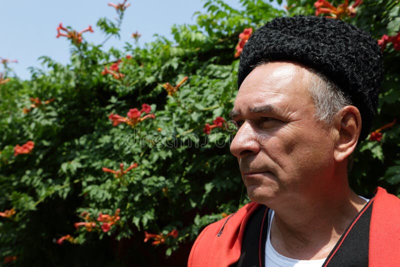 Cosaco De Kuban Que Sostiene Un Sable Imagen de archivo - Imagen de ...