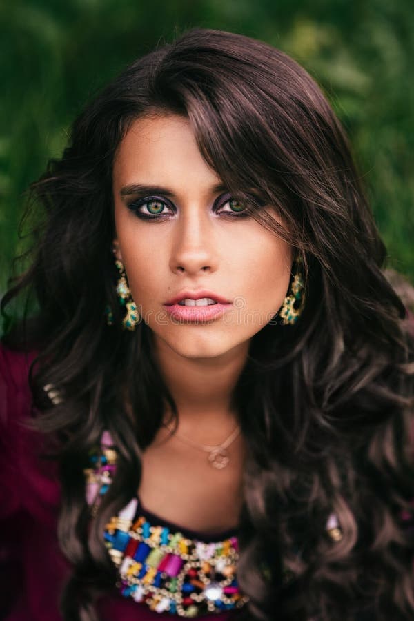 Retrato De Un Gitano Hermoso De La Muchacha Imagen de archivo - Imagen ...