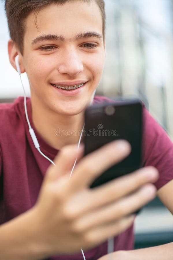 Adolescente Pasa Tiempo En Las Redes Sociales Adolescente Sonriente Con