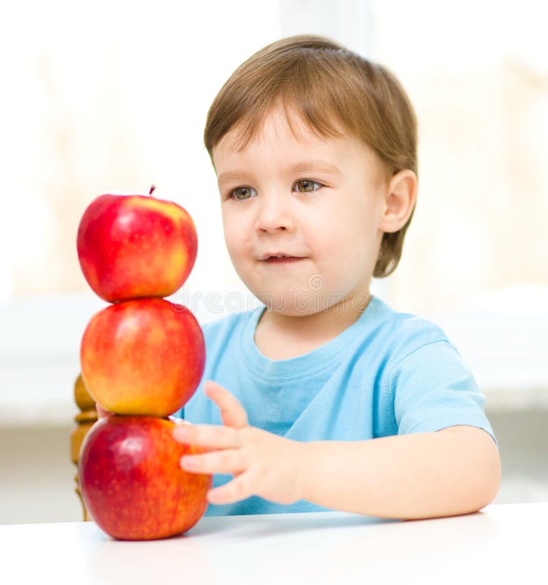 Retrato De Un Niño Pequeño Feliz Con Las Manzanas Imagen de archivo ... Retrato De Un Niño Pequeño Feliz Con Las Manzanas Imagen de archivo ...