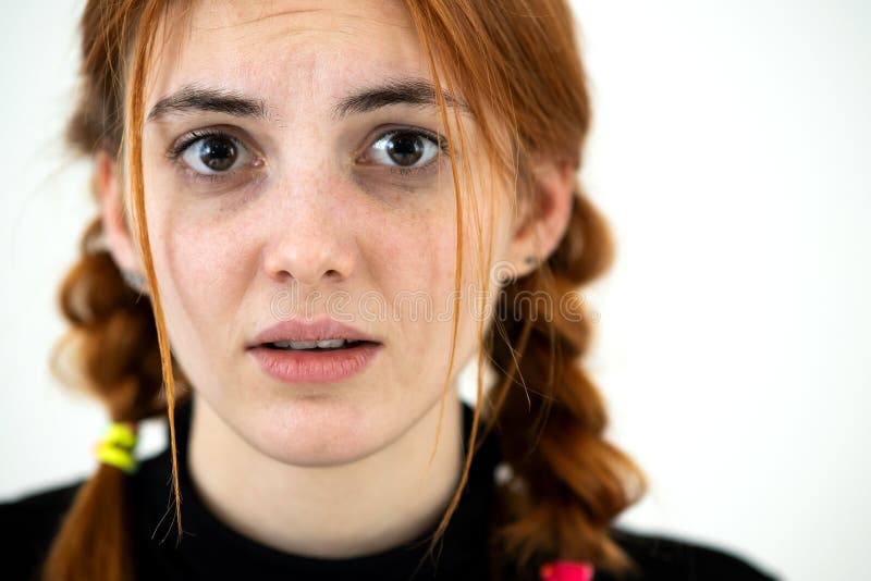 Retrato De Una Adolescente Linda Con Pelirroja De Aspecto Inocente