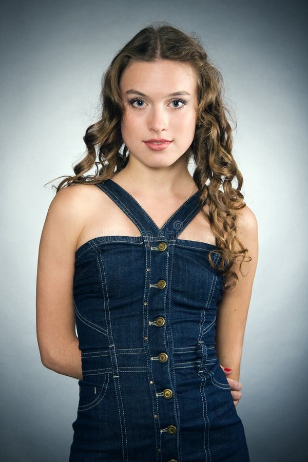 Retrato De Una Chica Joven Bonita Con La Piel Limpia Foto De Archivo Imagen De Labios Hembra