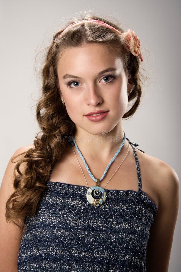 Retrato De Una Chica Joven Bonita Con La Piel Limpia Foto De Archivo Imagen De Labios Hembra