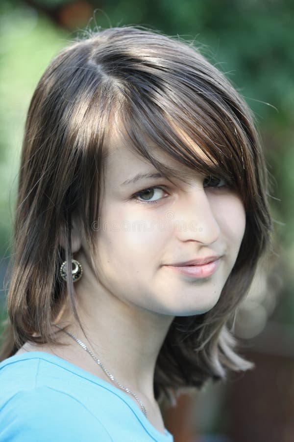 Retrato De Una Chica Joven En El Jardín Foto De Archivo Imagen De Retrato Ojos 11229776