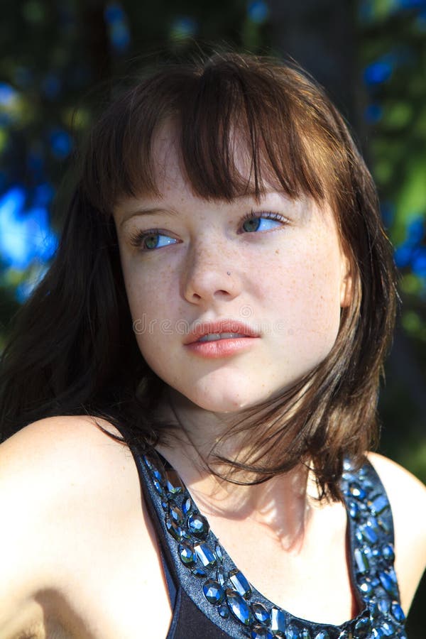 Retrato De Una Chica Joven Hermosa Foto De Archivo Imagen De Joven Hawai 12659910