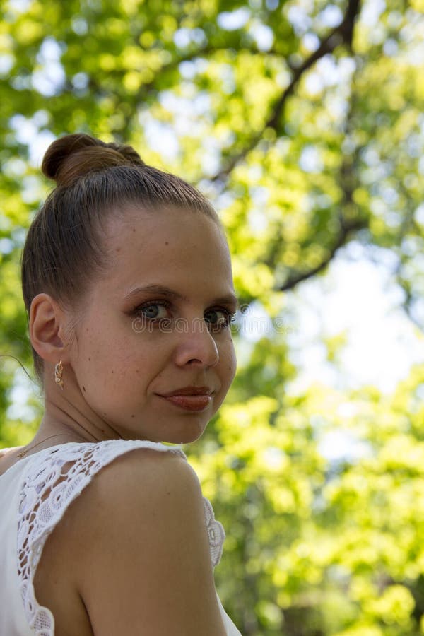 Retrato De Una Chica Joven Hermosa Foto De Archivo Imagen De Cara Feliz 72693858