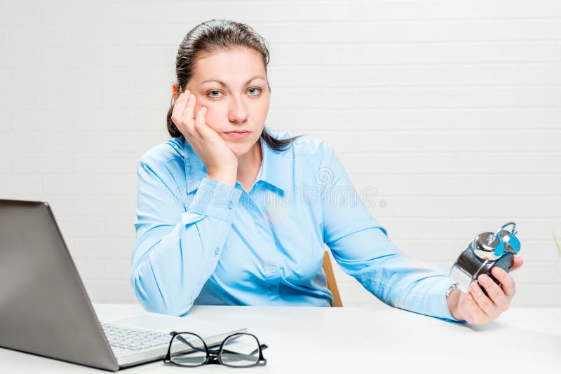 Un Retrato De Una Mujer Apenada En La Oficina, Contable FO Foto de ...