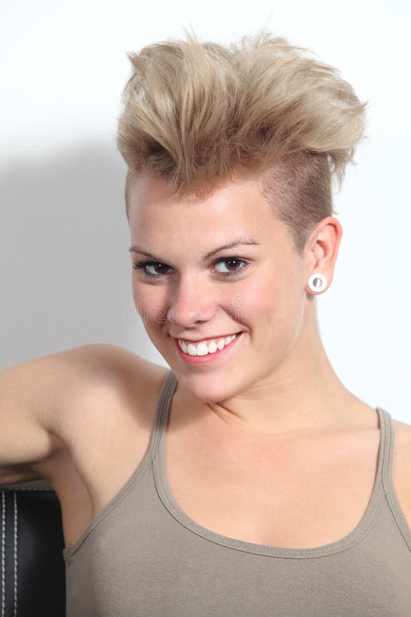 Retrato De Una Muchacha Del Adolescente De La Moda Con Estilo Punky