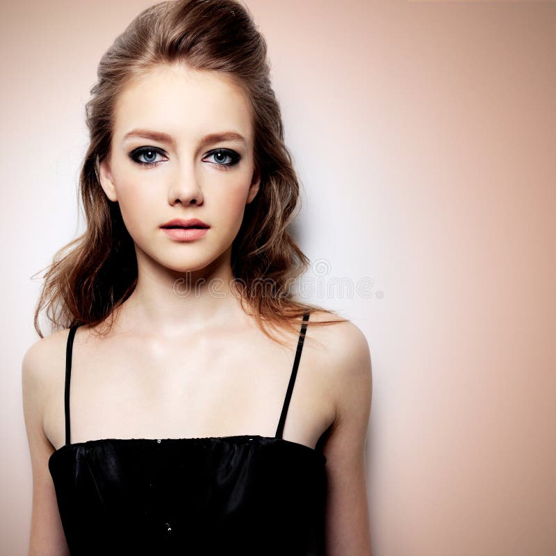 Retrato De Una Muchacha Joven Hermosa Del Adolescente Imagen De Archivo