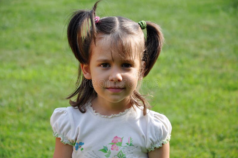 Retrato De Una Muchacha Linda Foto de archivo - Imagen de parque, fondo ...