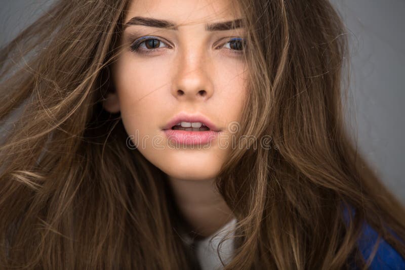 Retrato De Una Muchacha Morena Hermosa Imagen De Archivo Imagen De Encantador Ojos 61097707