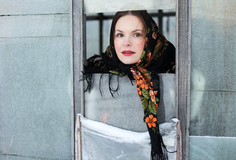 Retrato De Una Muchacha Para Una Ventana Escarchada Foto de archivo ...