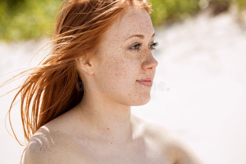 Retrato De Una Muchacha Pecosa Del Pelirrojo Imagen de archivo - Imagen ...