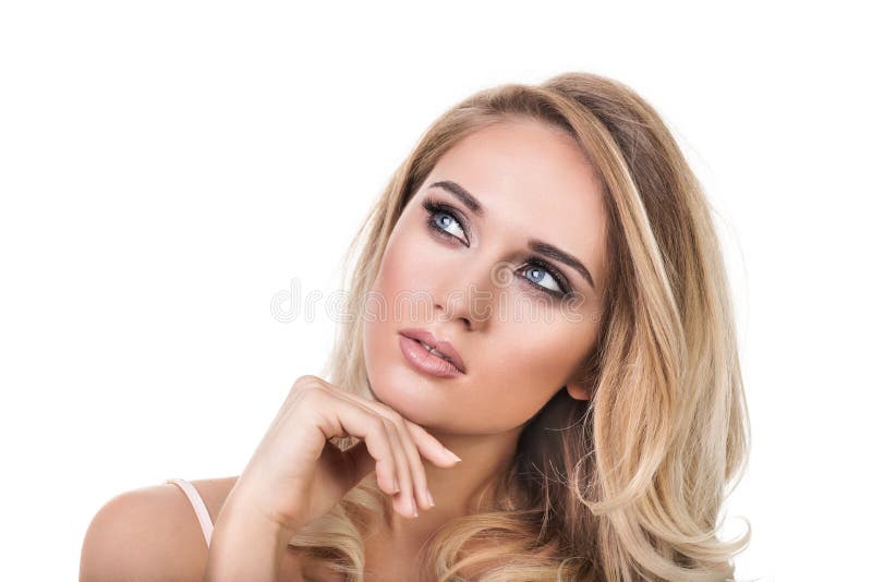 Retrato De Una Muchacha Rubia Hermosa Joven En Un Fondo Blanco Imagen