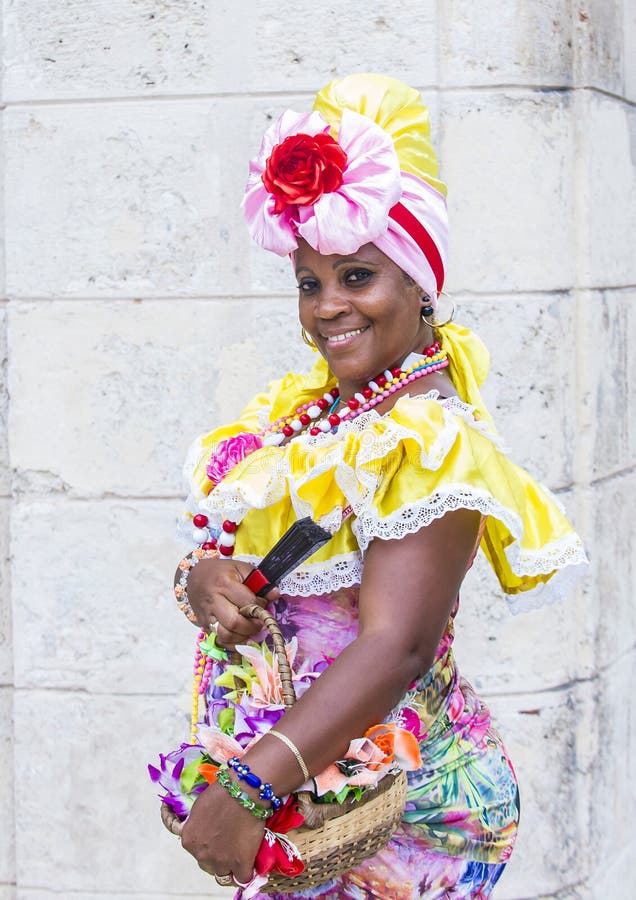 Mujeres En Ropa Cubana Tradicional Imagen editorial - Imagen de ...